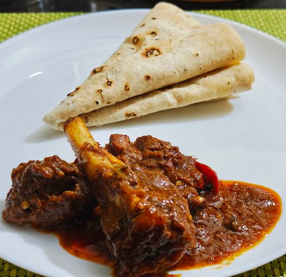 Spicy Mutton Curry and Tandoori Roti at Anil Meat Wala, Kanpur, Uttar ...
